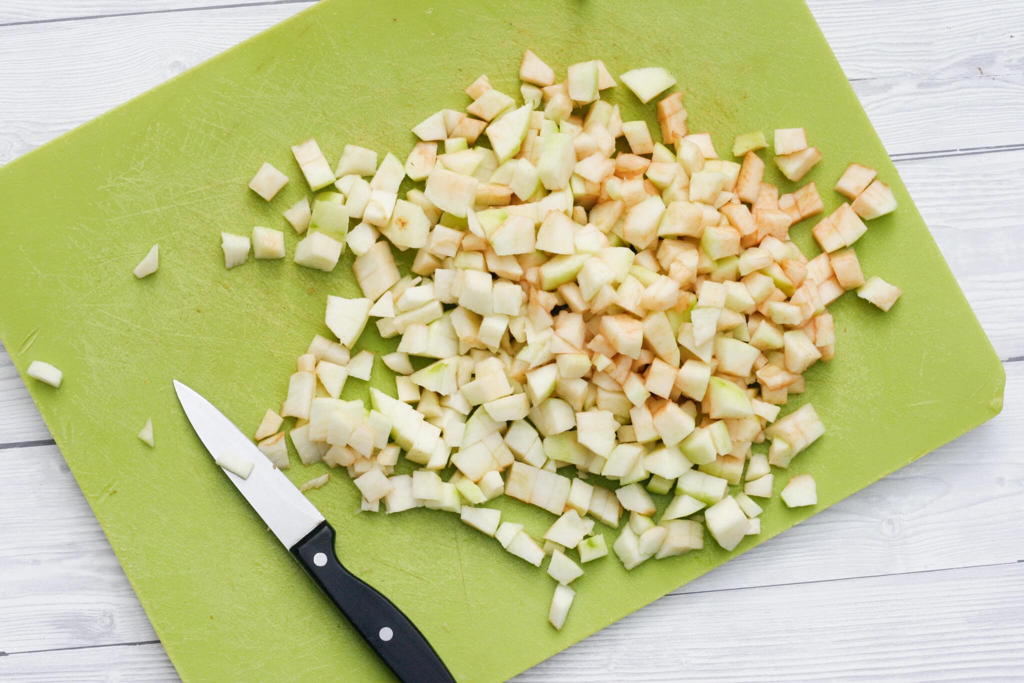 Prepare the apple filling