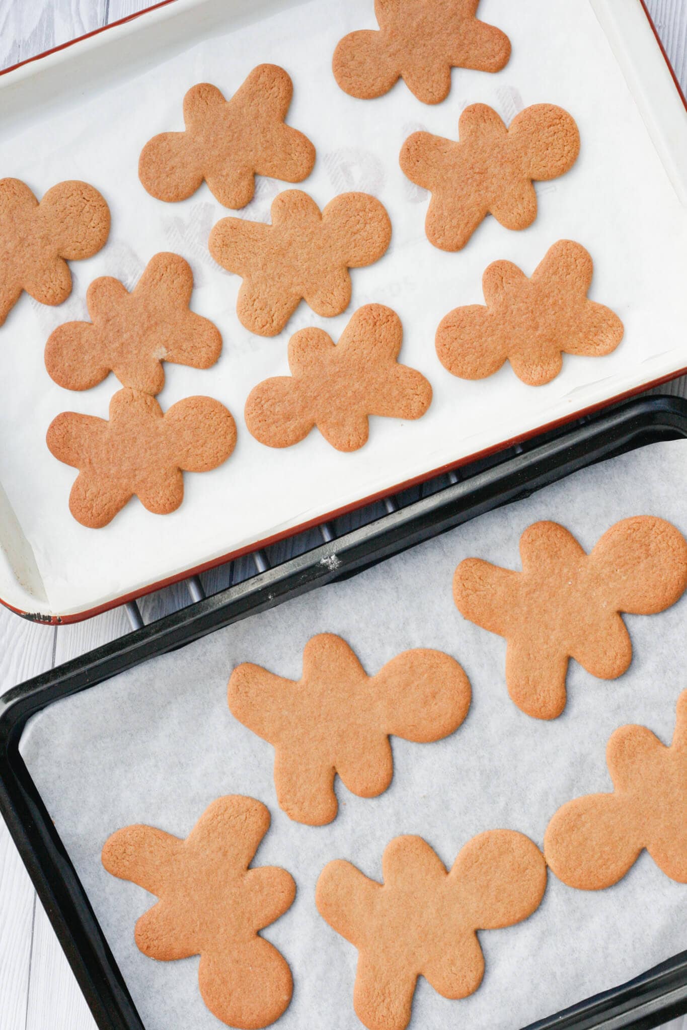 Leave the gingerbread men to cool slightly for a few minutes then lift ...
