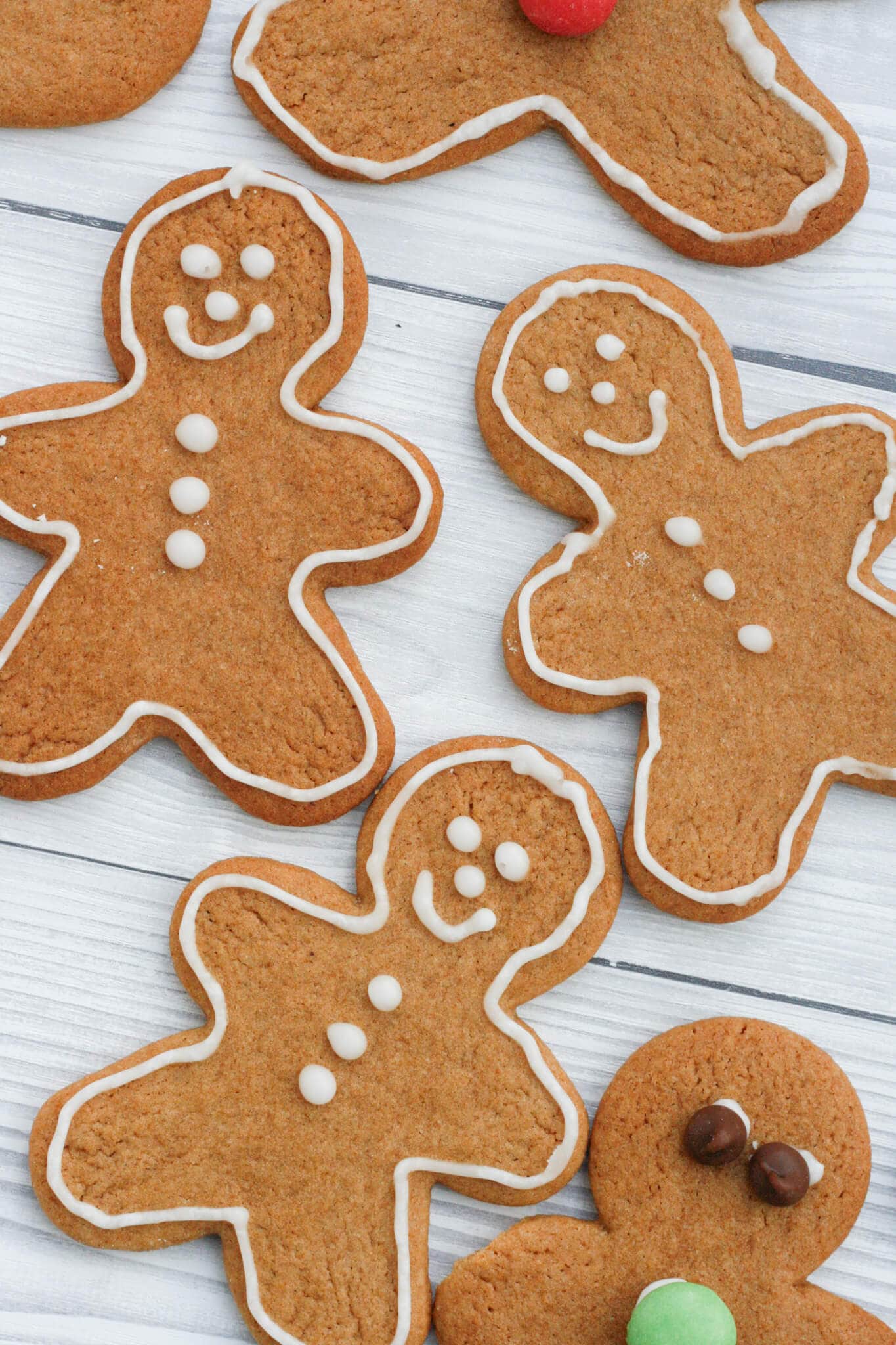 Decorating the gingerbread men